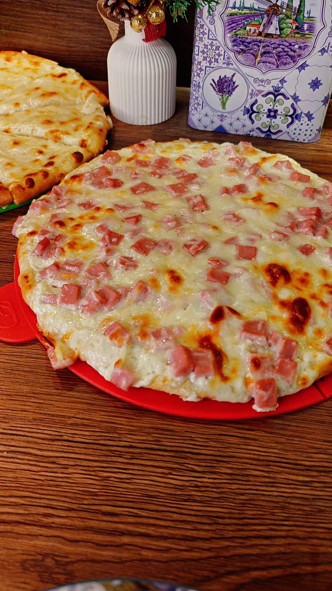 Пицца сырная и с ветчиной