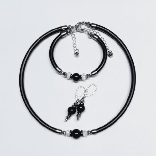 Комплект украшений ЗИМА – январь из чёрного оникса и морозного кварца.