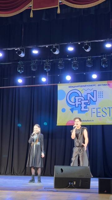 Когда поёшь «Землю» от души… 🌑