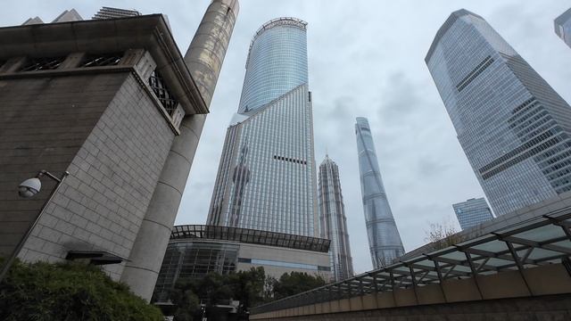 Шанхай, Станция Lujiazui, возле Восточная жемчужина башня(Oriental Pearl Tower), декабрь 2025г.