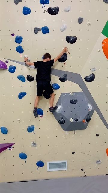 В спорте тоже надо думать | Серега скалолаз  #серегаспортсмен #серегаскалолаз #боулдеринг #shorts