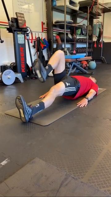 ISO Hamstring Switch | Изо удержанием со сгибанием колена в ЗПБ мостике