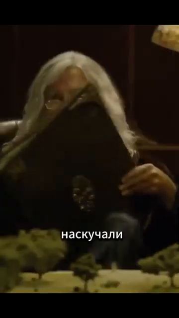 Управляет людьми на столе