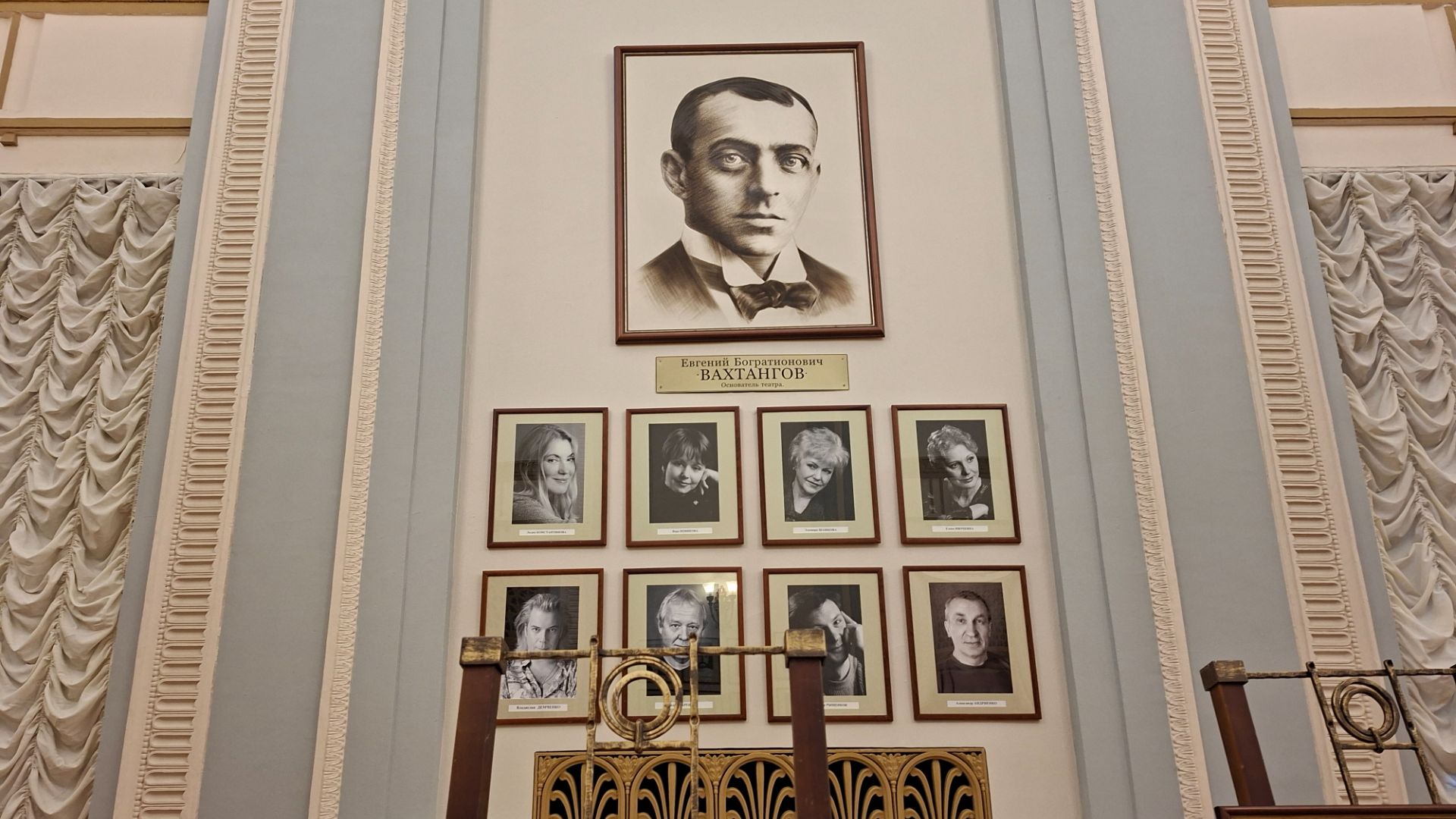 Вахтангова театр: фойе и  музей