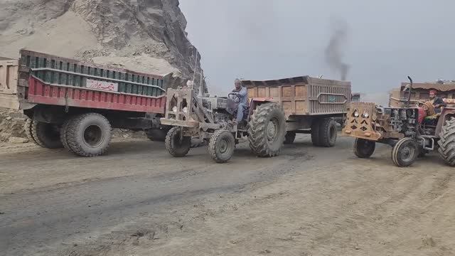 Конвейер тракторов в карьере. Пакистан