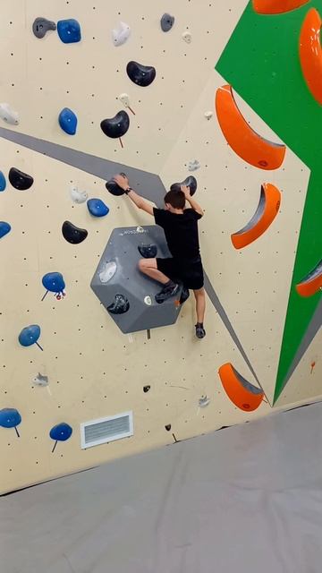 Черная - значит трудная! | Серега скалолаз  #серегаспортсмен #серегаскалолаз #боулдеринг #shorts