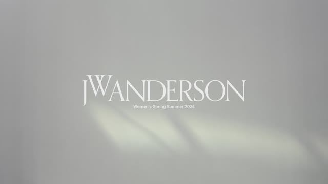 Показ женской коллекции JW Anderson весна-лето 2024