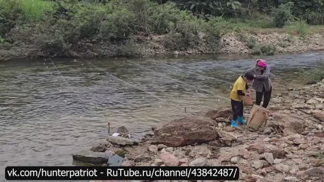 Полное видео: Хайленд Бой Кхай собирает рыбу рыболовными ловушками и продаёт её — жизнь в горах 🌄🎣