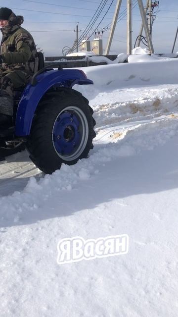 Синий трактор - помогатор #shorts #трактор #помогатор #синий_трактор #tzr #снег