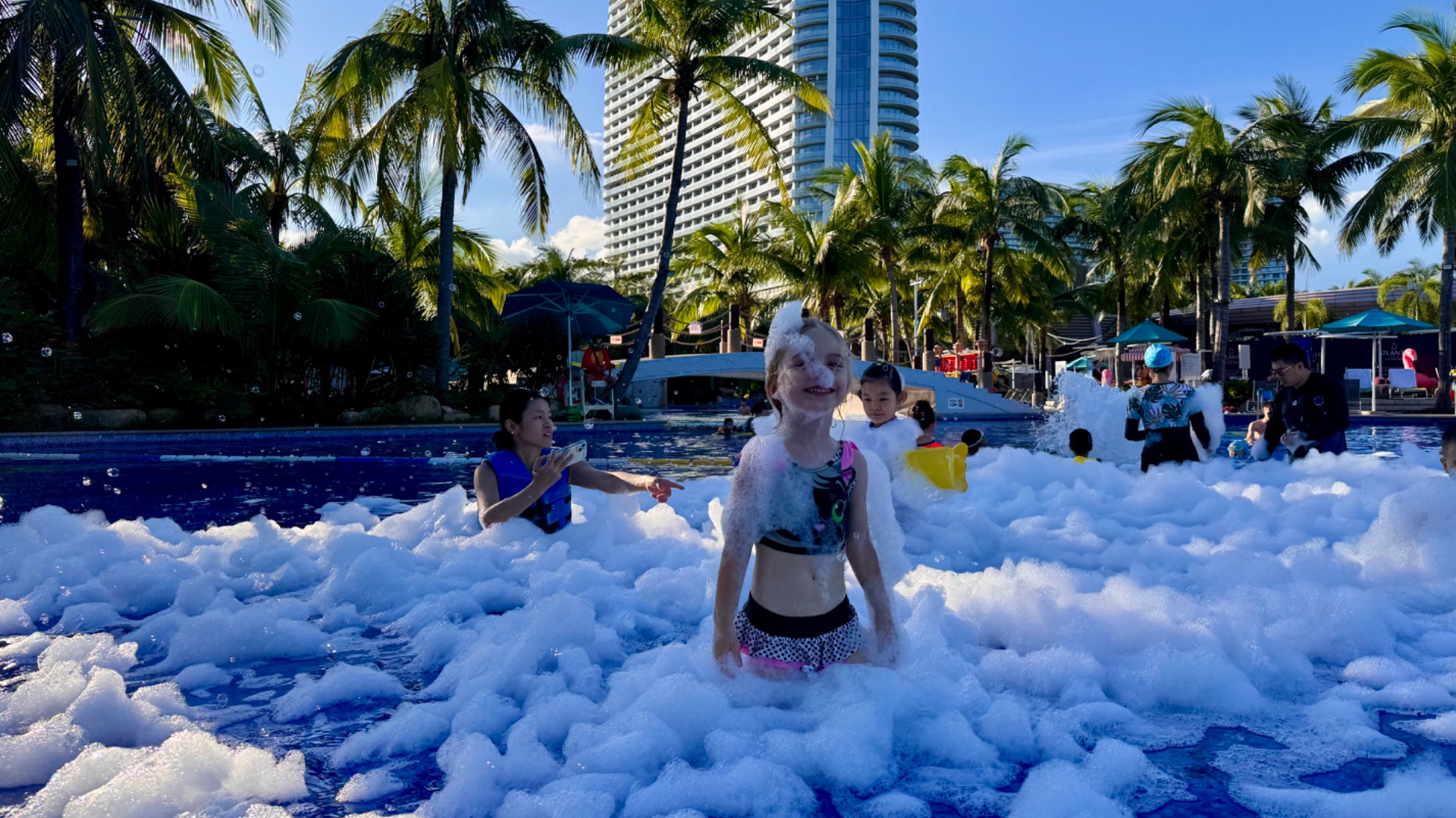 Пенная вечеринка в бассейне отеля Atlantis Sanya 5*