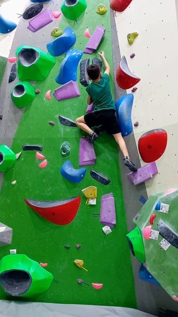 Фиолетовые флажки | Серега скалолаз  #серегаспортсмен #серегаспортсмен #боулдеринг #shorts