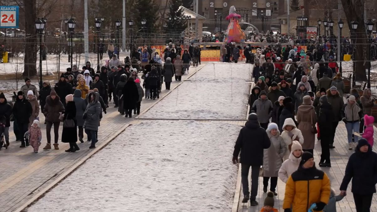 С блинами, хороводами и подарками Масленицу шумно отпраздновала столица Хакасии