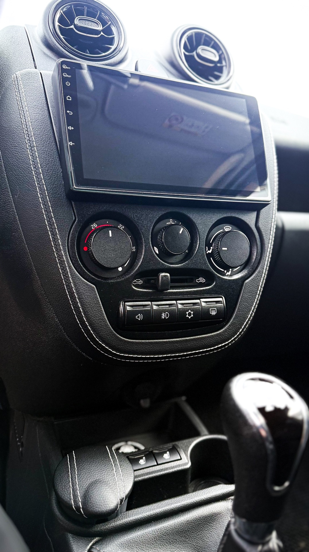 Замена облицовки центральной консоли Лада Гранта