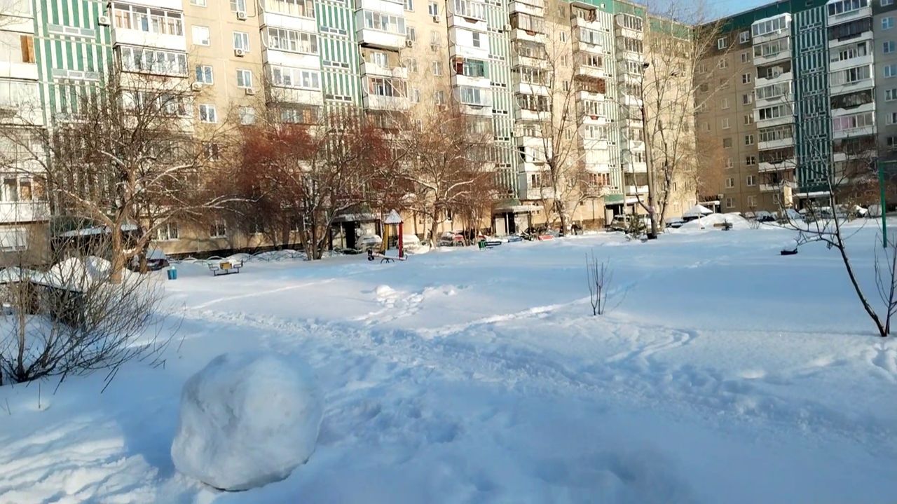 Прогулка во дворе, снег конец февраля