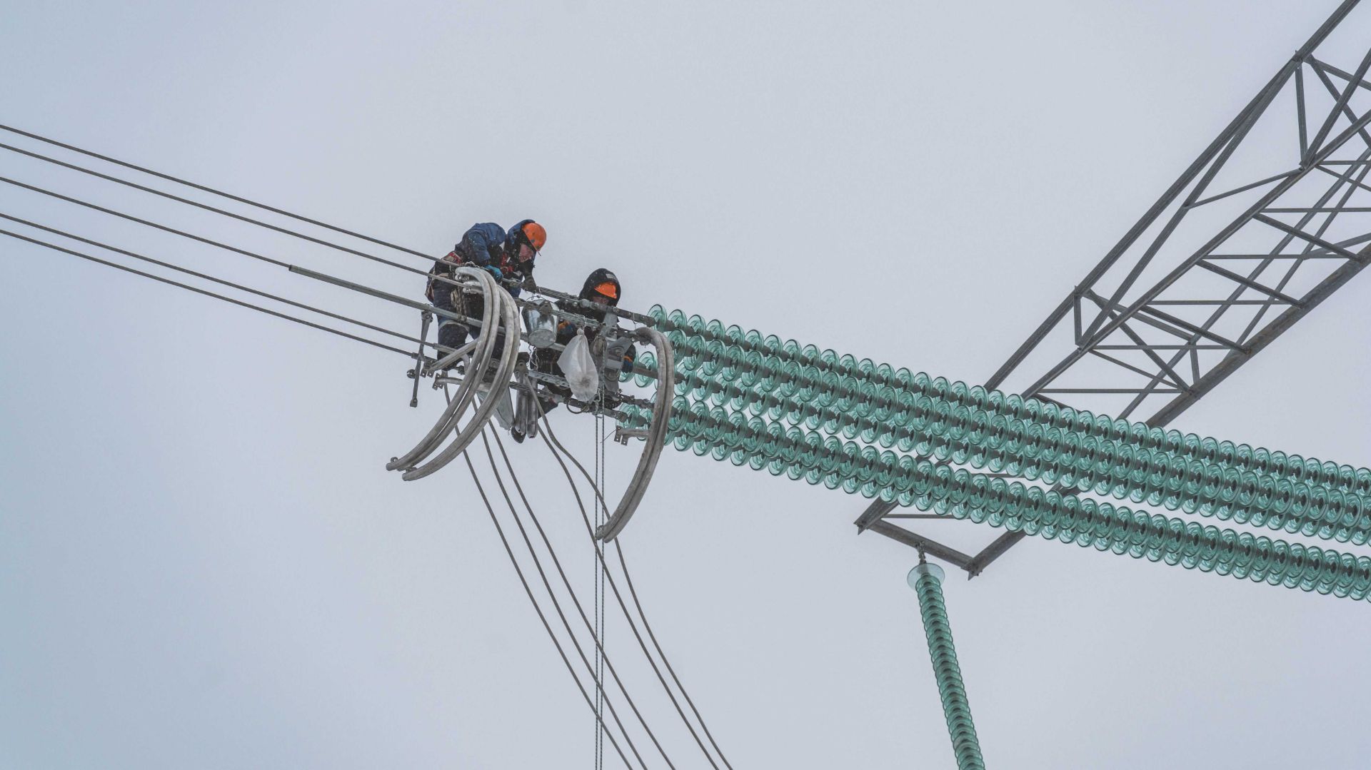 Монтаж проводов АС 300/39 и грозозащитных тросов АС 70/72 на ВЛ 750 кВ