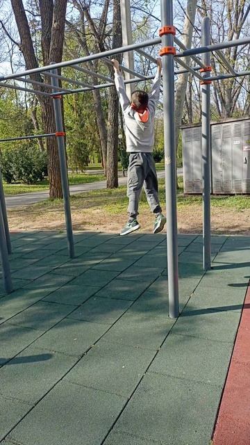 Откуда столько сил? |  Мускулы против железа | Серега скалолаз #боулдеринг #shorts #спорт