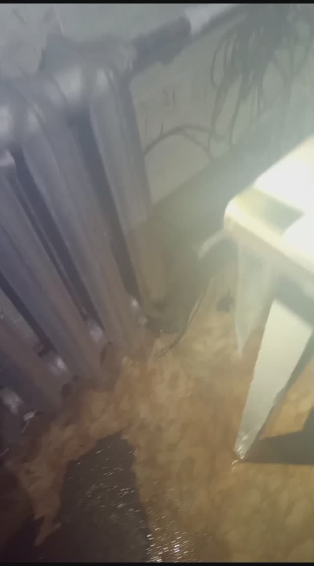 - 30 Порвало радиатор на 5 этаже - 30 A radiator burst on the 5th floor.
