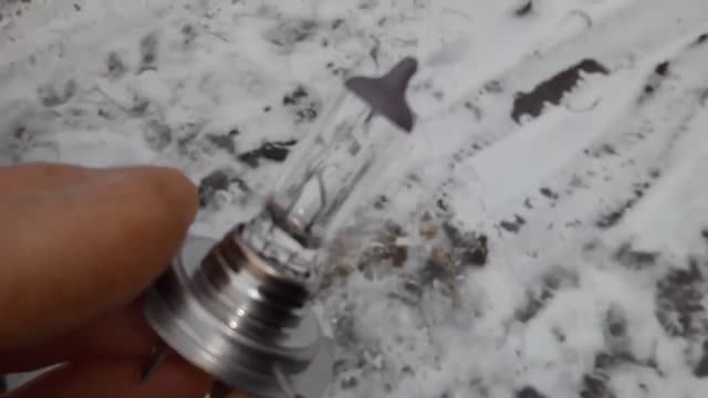 Замена лампочек на передних фарах Шевроле Нива