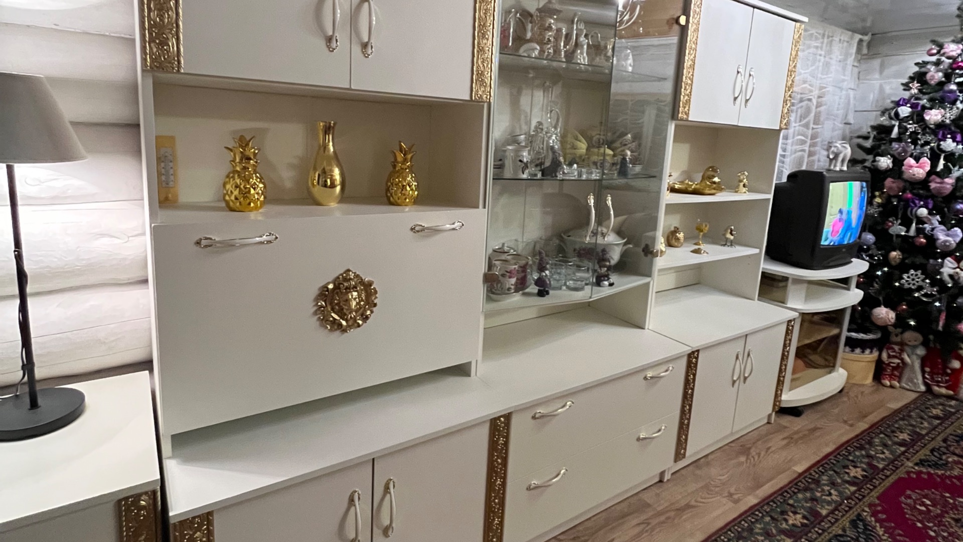 Декор ранее переделанной и окрашенной мебельной стенки декоративными элементами