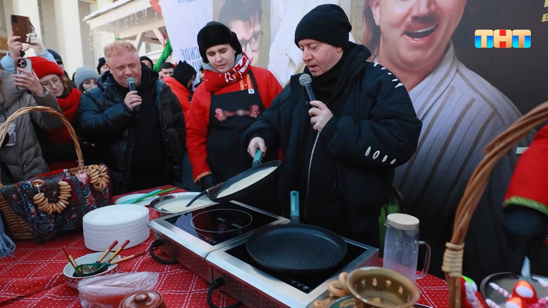 Сергей Бурунов печет блины на ВДНХ