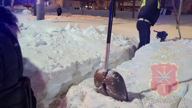 В Туле сотрудники Госавтоинспекции помогли пенсионерке в сложных погодных условиях