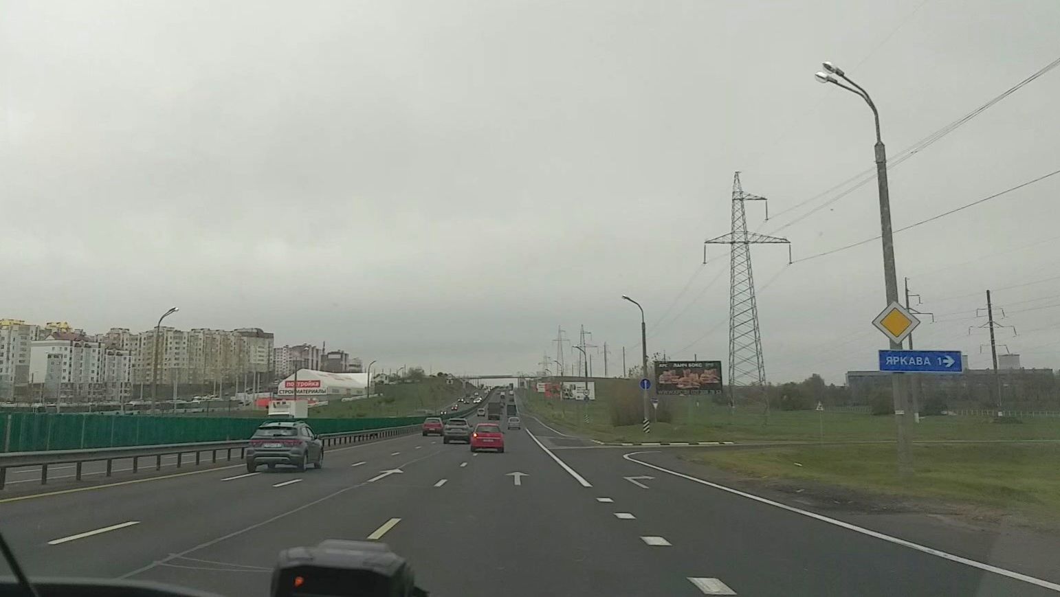 По окраинам Минска, новостройки, идеальная дорога.