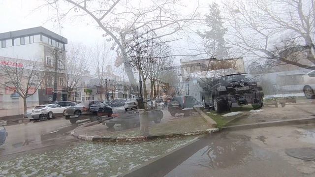 По улицам города.