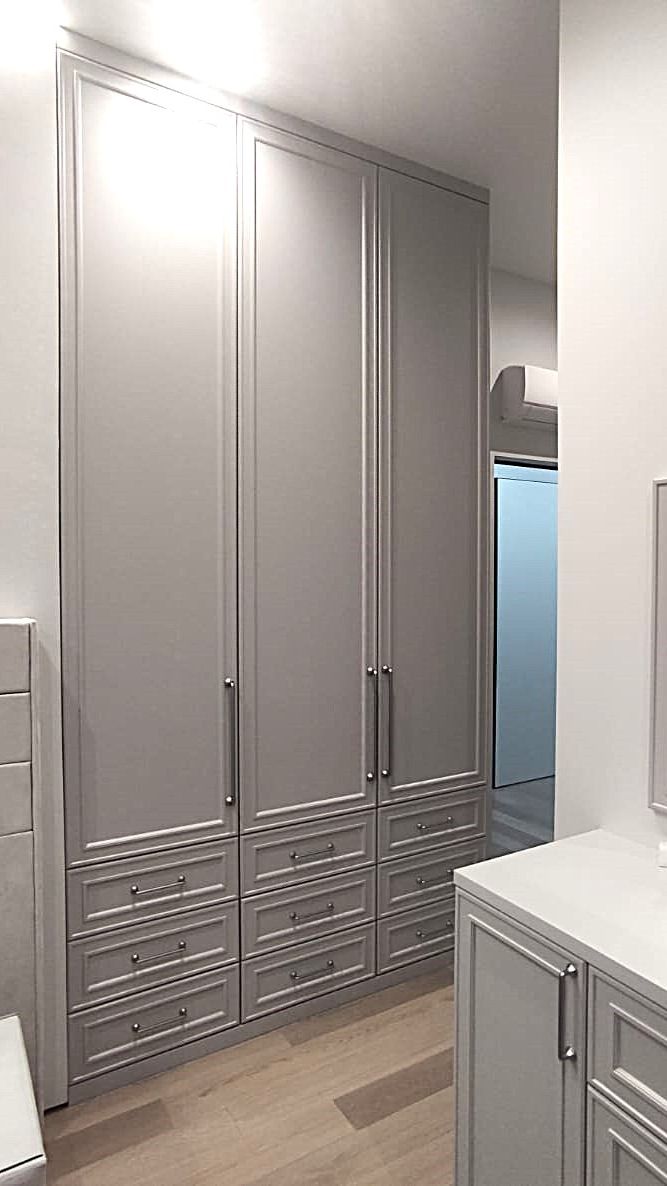 Динора-набор мебели в спальню, стиль неоклассика, состоит из 2 встроенных распашных шкафов и комода