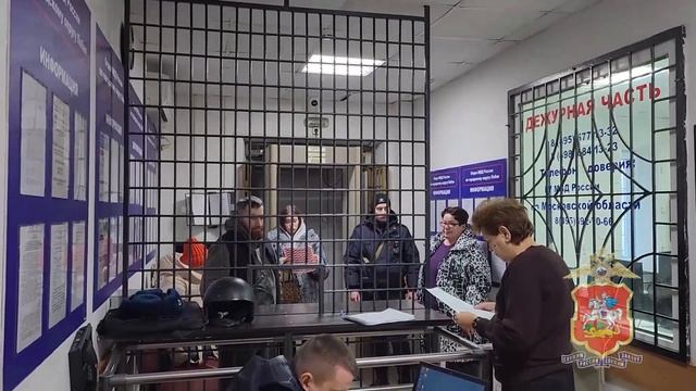 В Лобне полицейские наградили водителя такси, который помог пенсионерке не стать жертвой мошенников