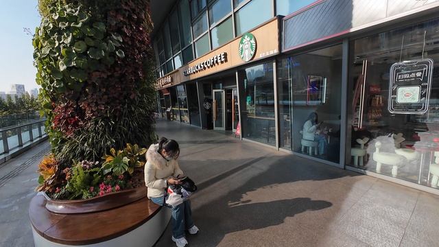 Шанхай, Луцзяцзуй(Lujiazui) — круглый пешеходный мост, Китай. декабрь 2025г