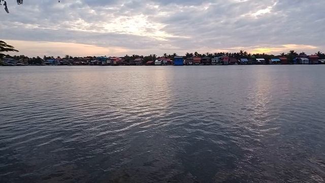 Кампот, Камбоджа, вечер река вид из кафе. Декабрь 2025.