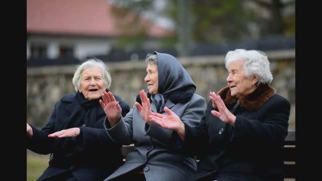 Бабушки на лавочке дурачатся. ИИ