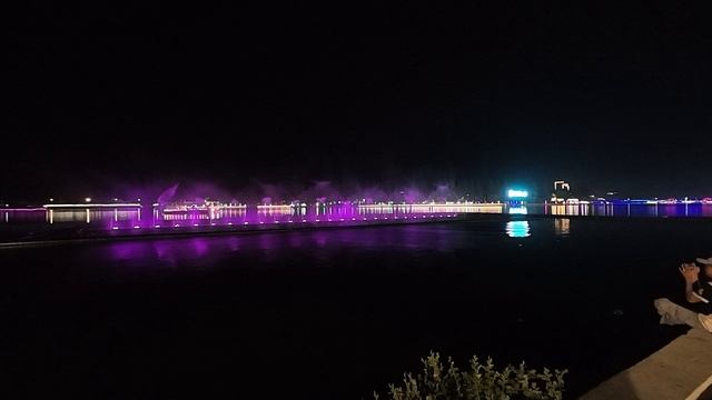 Кампот, Камбоджа, вечер набережная поющие фонтаны 30 сек. Декабрь 2025.