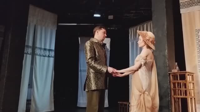 Олеся Линькова и Иван Байкалов в спектакле "Свадьба с генералом" театра "Суббота"