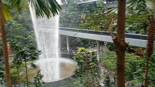 Сингапур, Аэропорт Чанги T1 фонтан с четвёртого уровня. Декабрь 2025