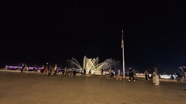 Кампот, Камбоджа, вечер набережная поющие фонтаны начало. Декабрь 2025.