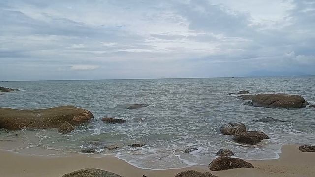 Пинанг, Tropical Public Beach. Малайзия. Декабрь 2025.