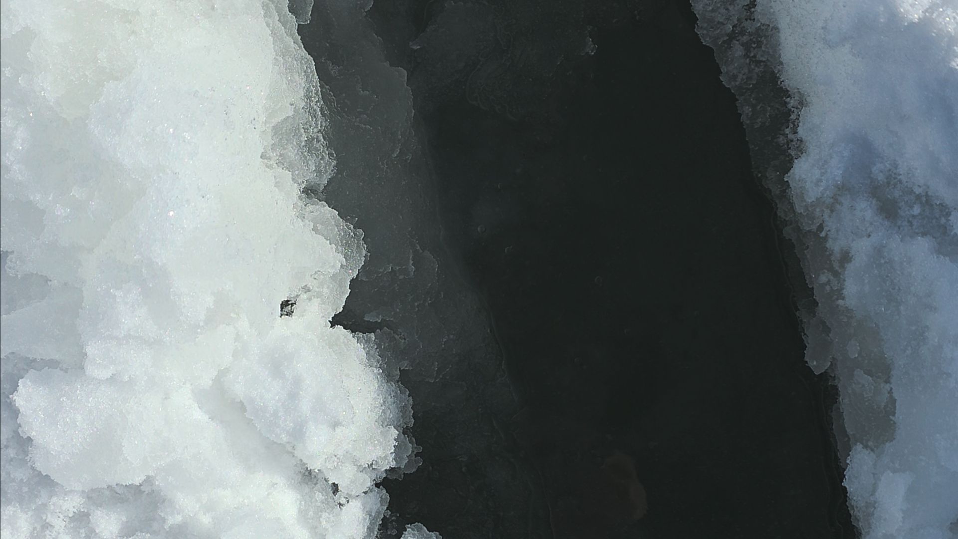 Опасайся этого! Коварный лед под рыхлым снегом!