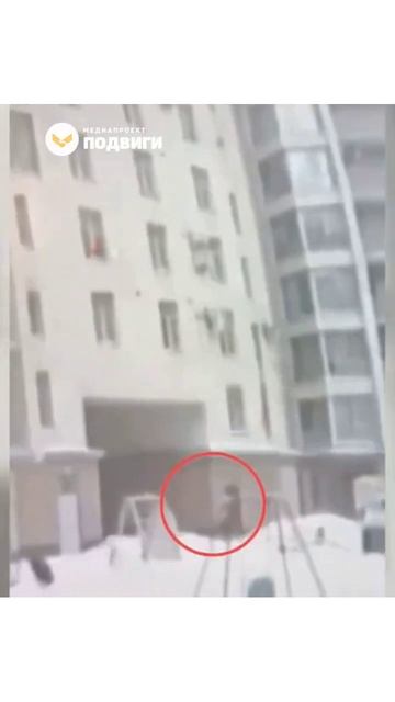 В Санкт-Петербурге дворник спас ребёнка, выпавшего из окна