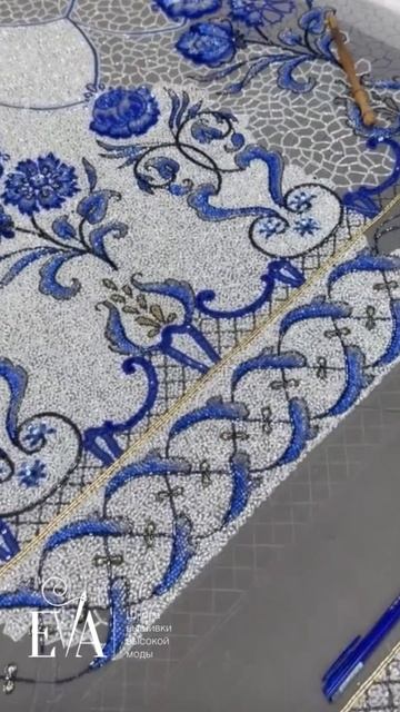 Продолжаем вышивку фона платья с узором гжели