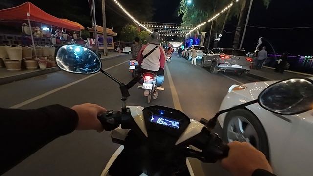 Кампот, Камбоджа, вечер набережная еду на мотоцикле. Декабрь 2025.