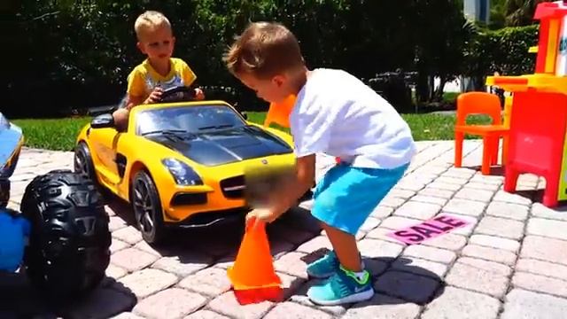 Влад и Никита играют с игрушечными машинками