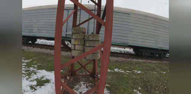 Физика,задача. Найти угол между нитями....