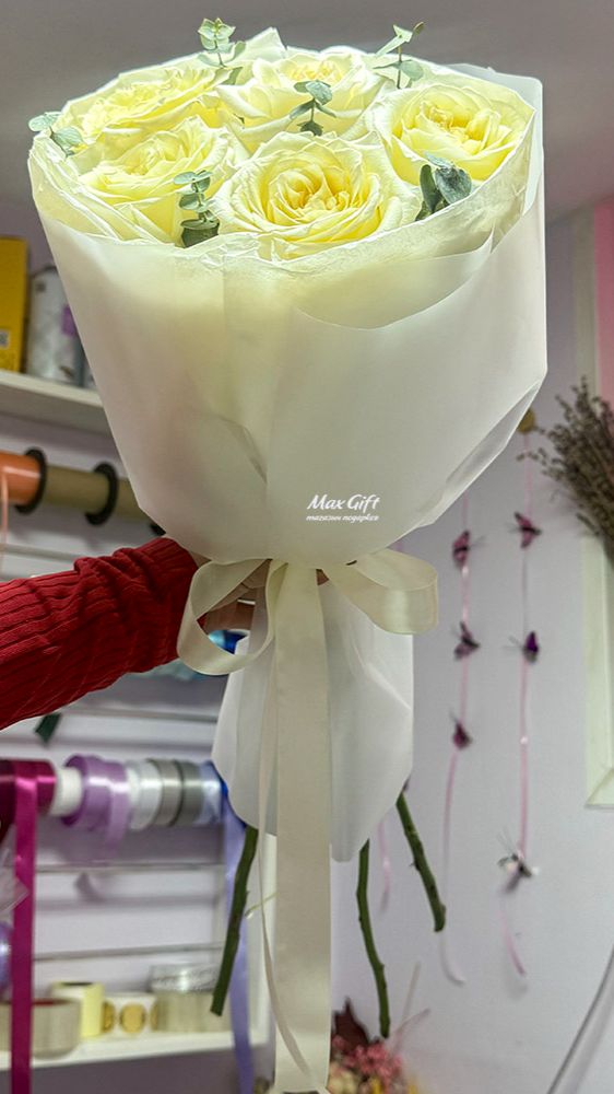 Монобукет из 5 белых роз