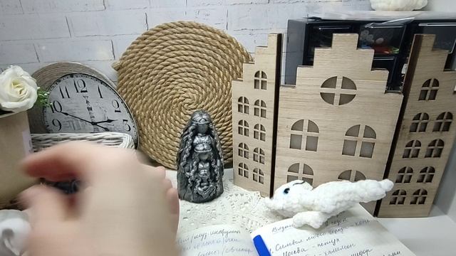 Коробка с карандашами (21 неделя: белый цвет + кулон)