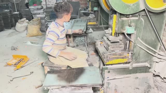 Производство прочных подставок для швейных машин из старых бочек.