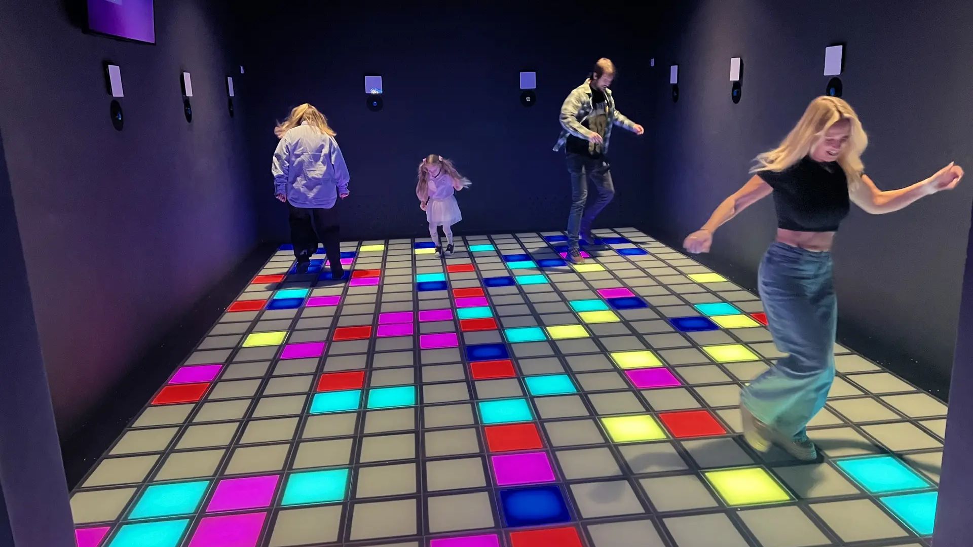 Aттракцион - CYBER-PIXEL