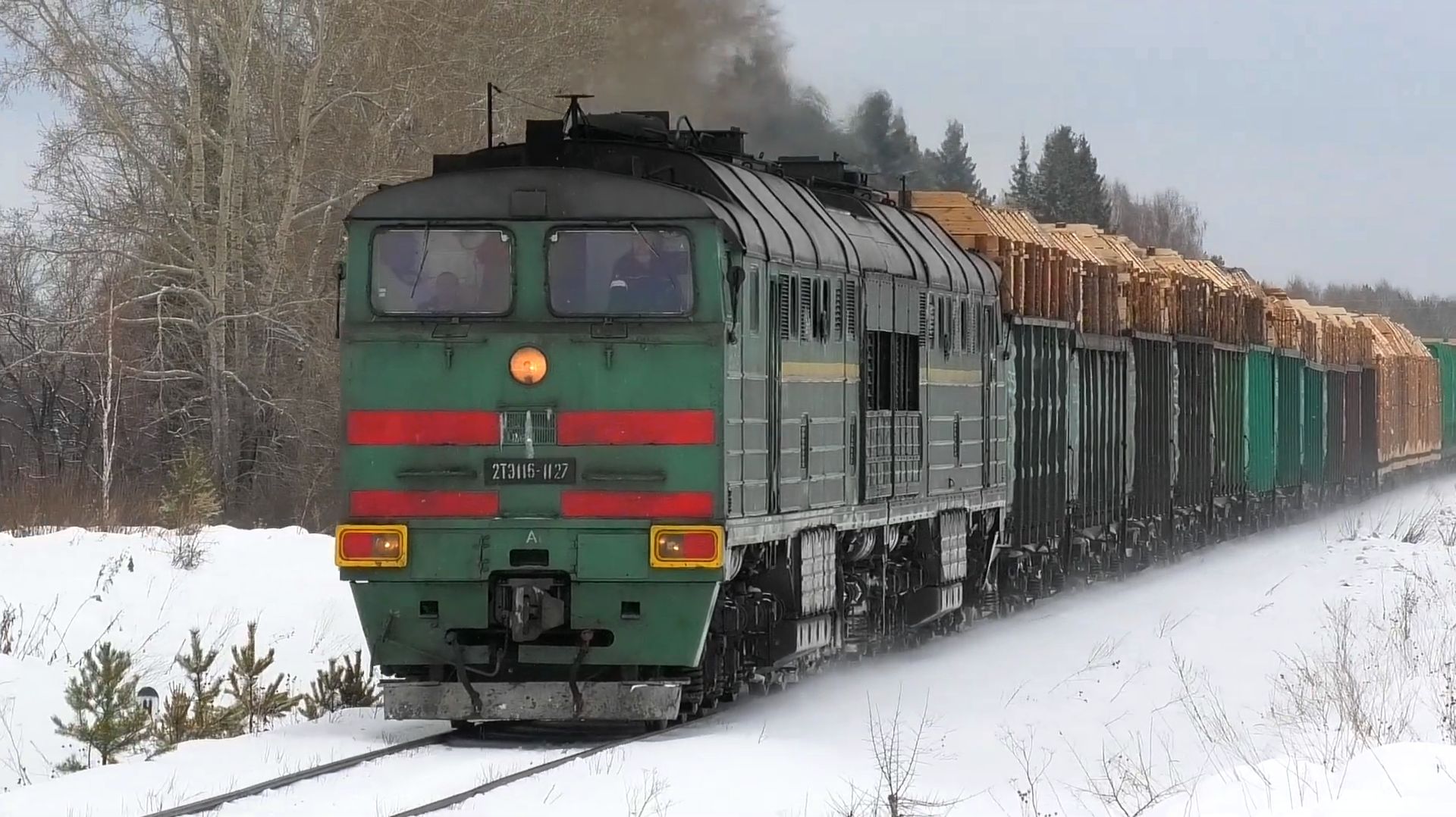 Эксклюзив! 2ТЭ116-1127 с грузовым поездом с Серова!