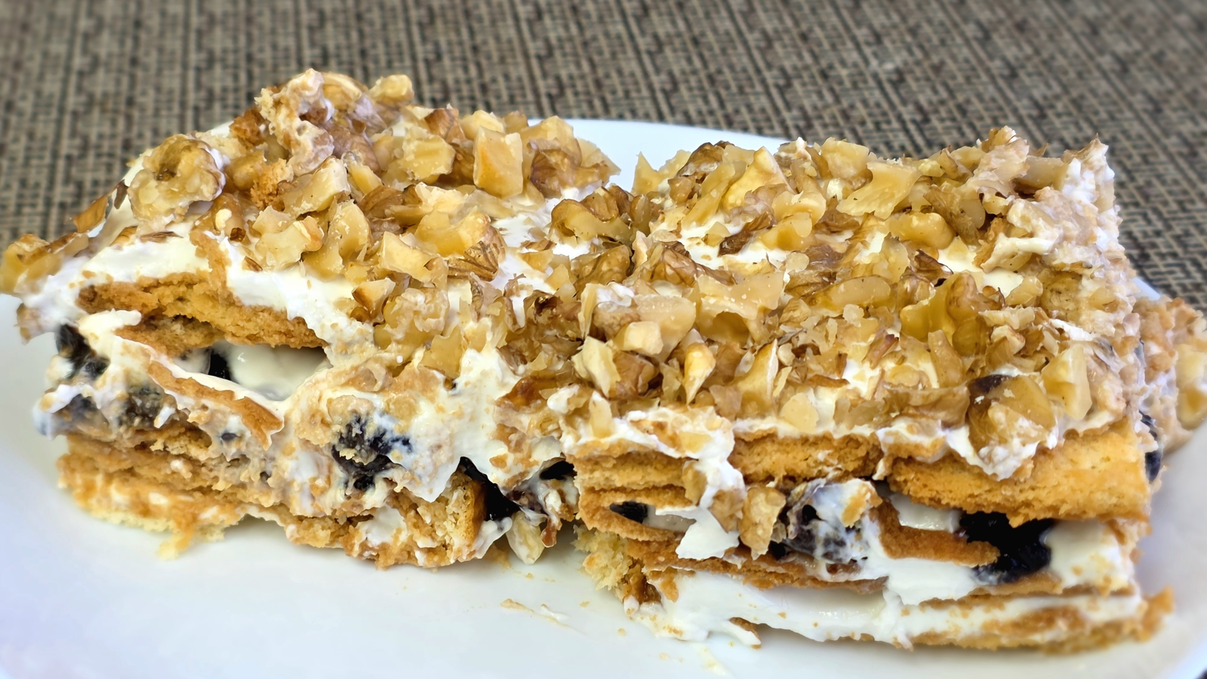 Торт без выпечки из печенья с черносливом и грецкими орешками.