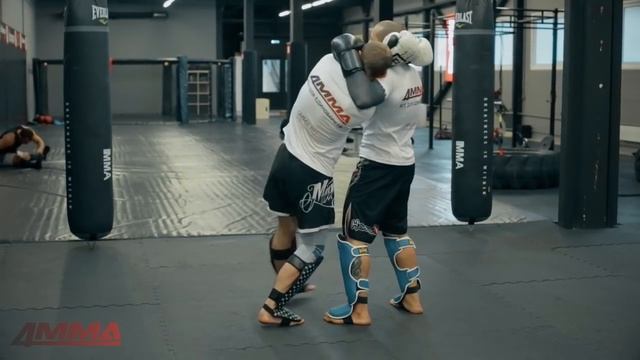 Скрутка в клинче в тайском боксе